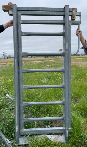 Lot 55 - Sliding cattle race gate | AuctionsPlus
