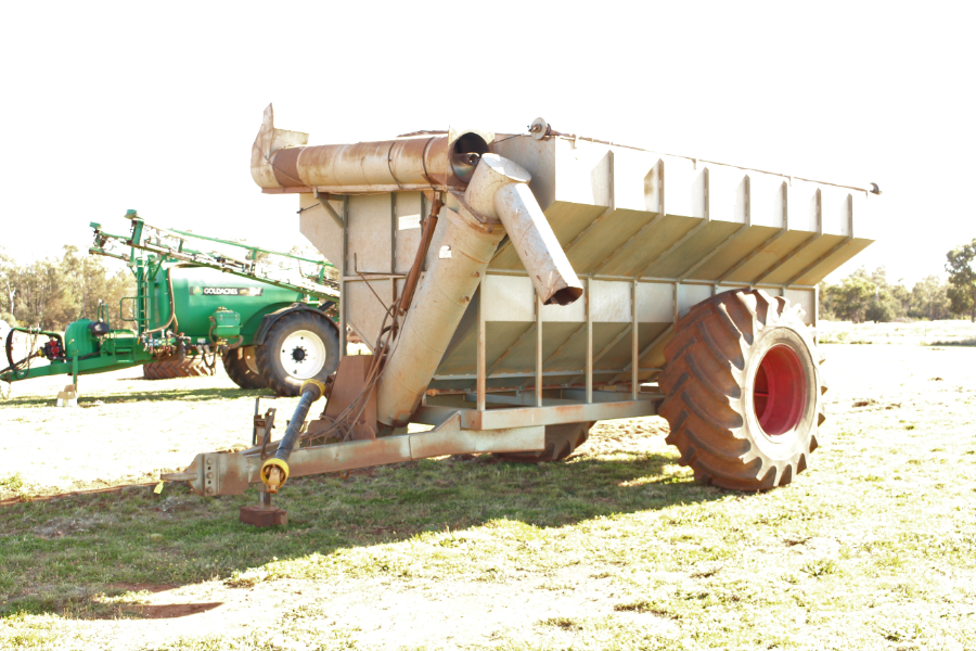 LOT 10 - 16t Mitze chaser bin with sheep feeder spout | AuctionsPlus
