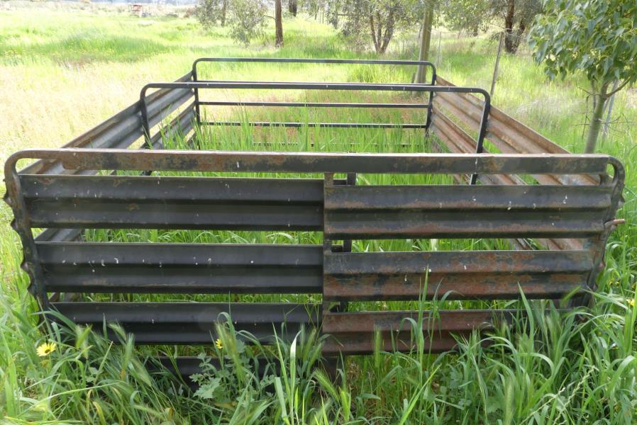 Lot 135 - Sheep Crate | AuctionsPlus