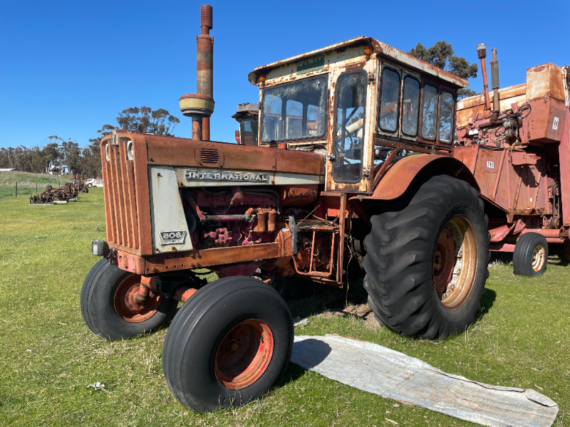 Lot 620 - International 806 Tractor | AuctionsPlus