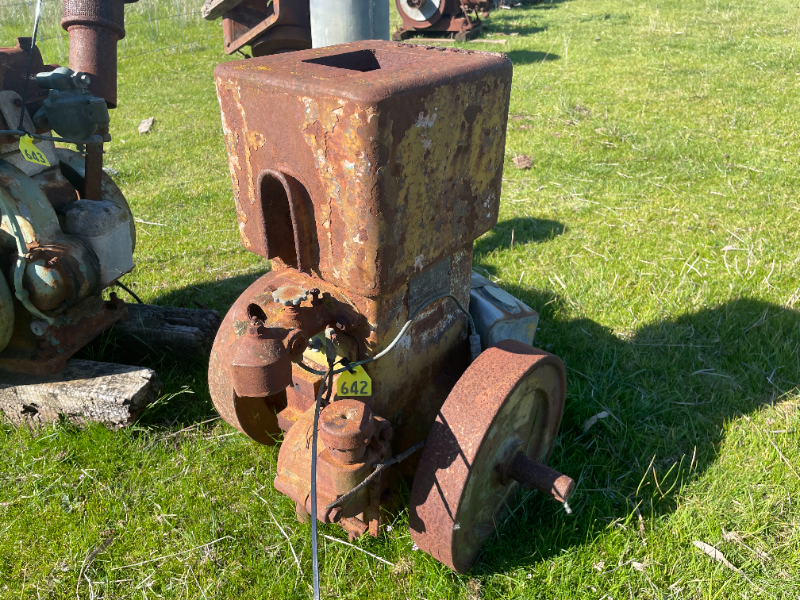 Lot 642 - Roseberry 2hp Vertical Stationary Engine | AuctionsPlus