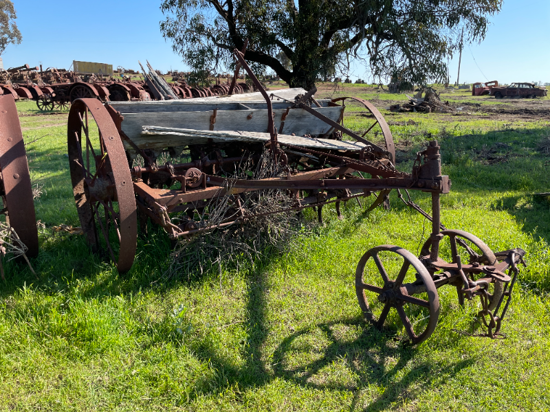 Lot 1014 - Sunshine Combine Garden Art | AuctionsPlus