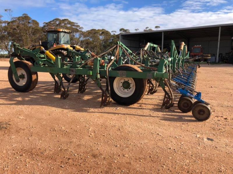 Lot 18 - 2006 Smale Multivator Air Seeder Bar | AuctionsPlus