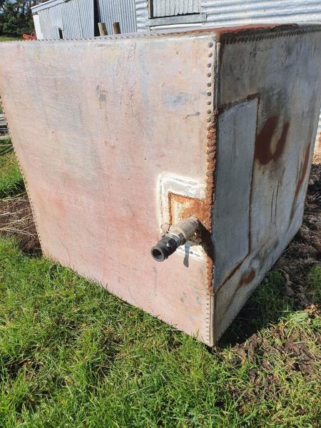 Lot 124 - Riveted Steel tank - approx 400 gallon | AuctionsPlus