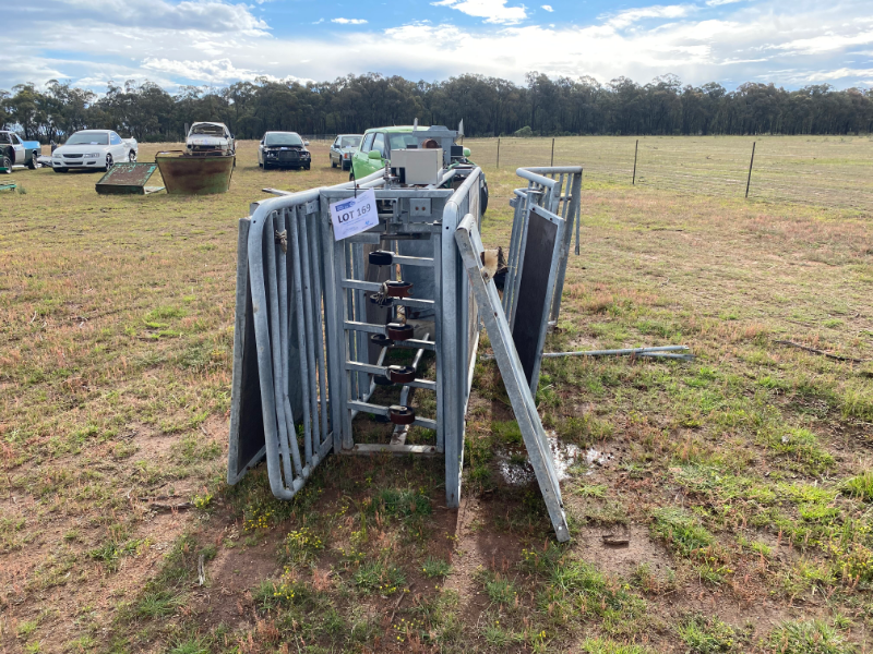 Lot 169 - Automatic pig crush & scales | AuctionsPlus