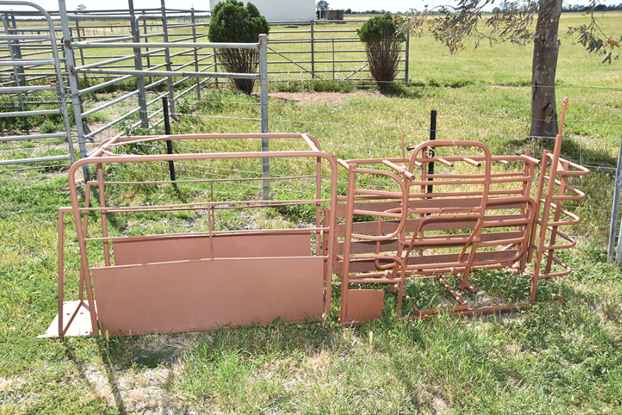 Lot 166 - Sheep Crush | AuctionsPlus