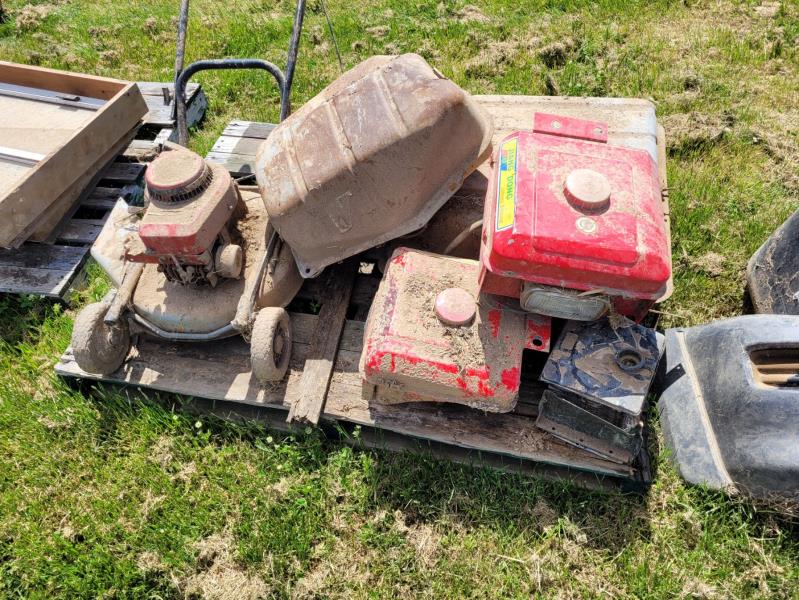 Lot 333 - Small Engine Fuel Tanks etc... | AuctionsPlus