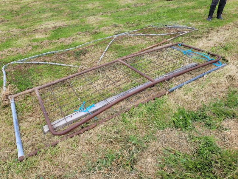 Lot 522 - 3 x Damaged Gates, 1 x 12ft & 2 x 8'6' | AuctionsPlus