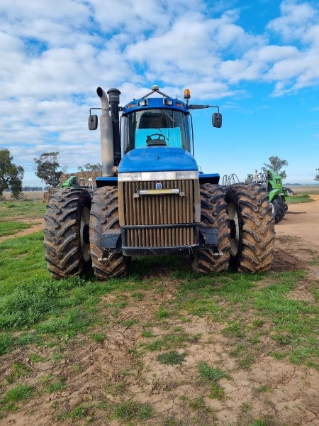 Lot 4 - 2004 New Holland TJ425 Tractor | AuctionsPlus