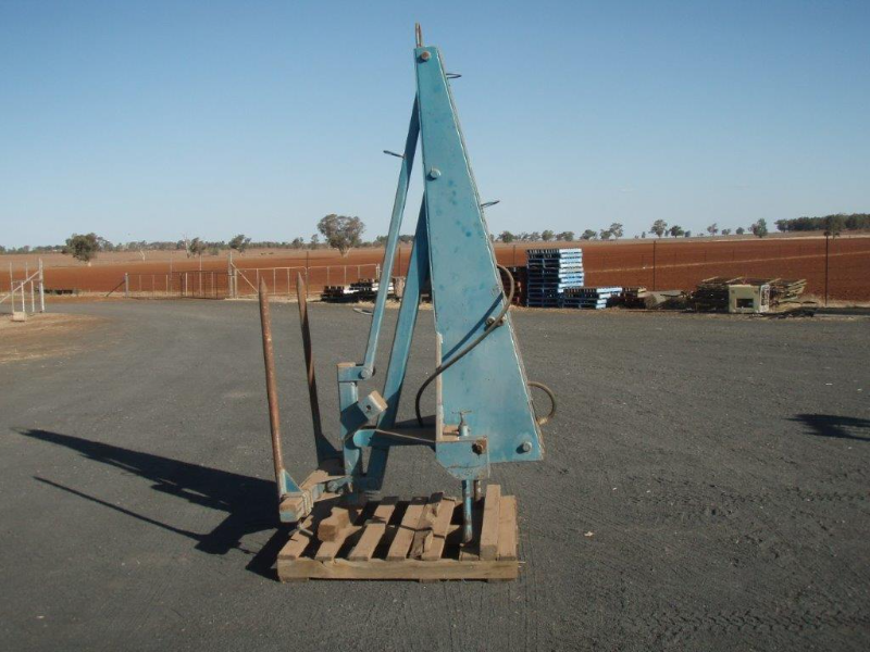 Lot 100 - BALE LIFTER | AuctionsPlus