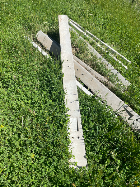 Lot 51 - 2x concrete gate posts | AuctionsPlus