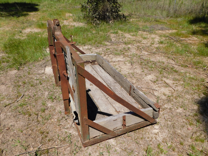 Lot 12 - 3 Point Linkage carryall | AuctionsPlus
