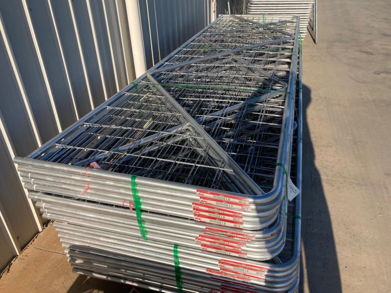 Lot 82 - Brand New 4 x 14ft N Stay Gate | AuctionsPlus