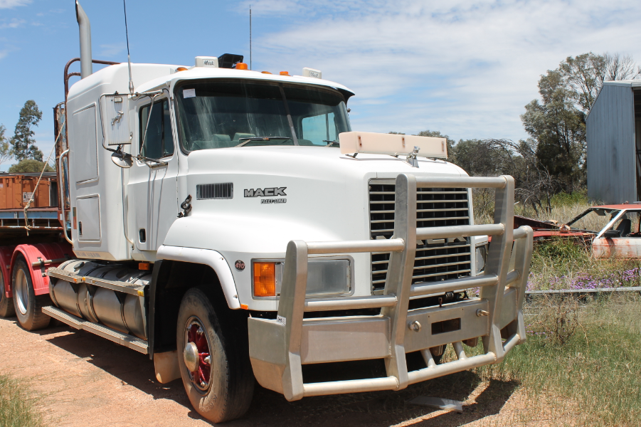 Lot 2 - 1999 Mack Fleetliner | AuctionsPlus