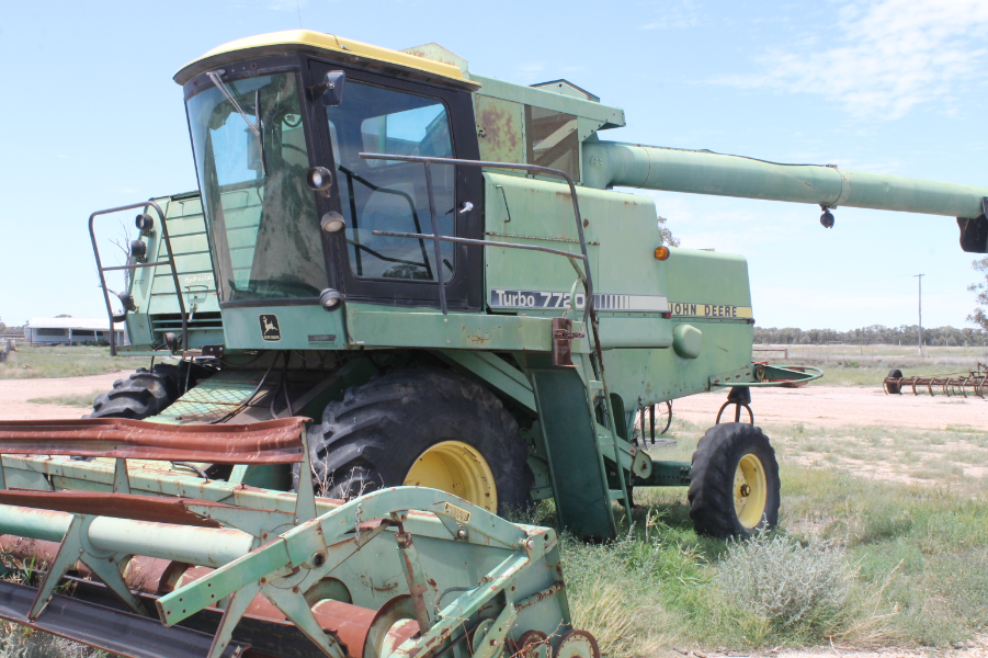 Lot 17 - John Deere 7720 Header 224 Front | AuctionsPlus