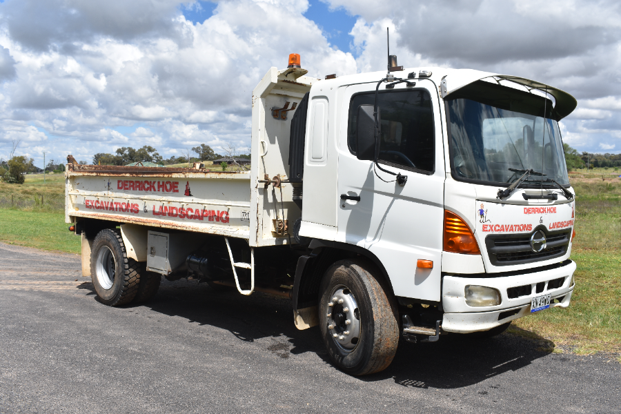 Lot 6 - Hino FG tipper truck | AuctionsPlus