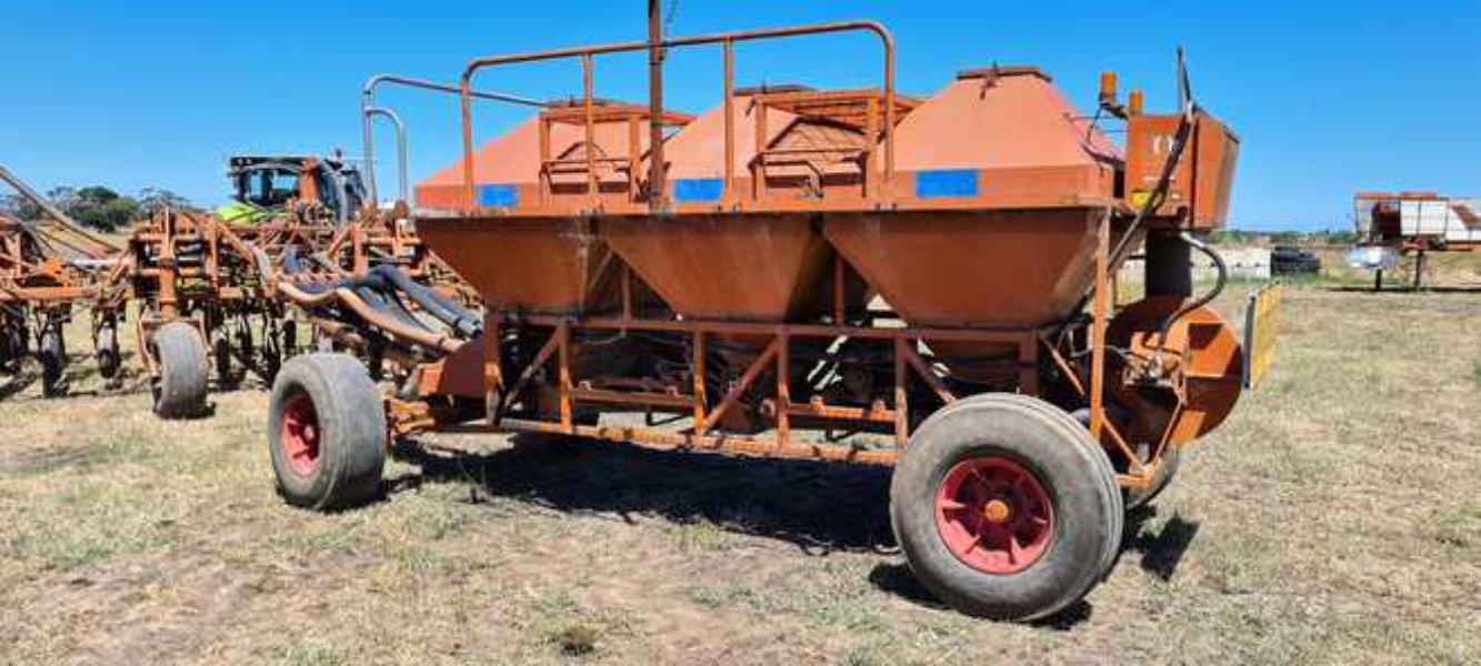 Lot 9 - 2002 Gyral 8m Seeder Bar | AuctionsPlus
