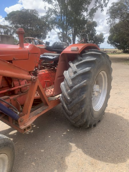 Lot 23 - Leyland Nuffield 65 Tractor / Loader | AuctionsPlus