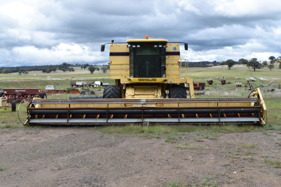 Lot 4 - NEW HOLLAND HEADER AND COMB TRAILER | AuctionsPlus