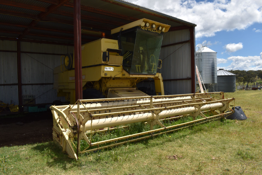 Lot 5 - NEW HOLLAND HEADER 8060 AND COMB TRAILER | AuctionsPlus