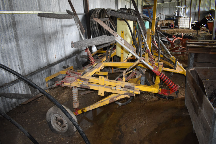 Lot 51 - WICK WIPER | AuctionsPlus