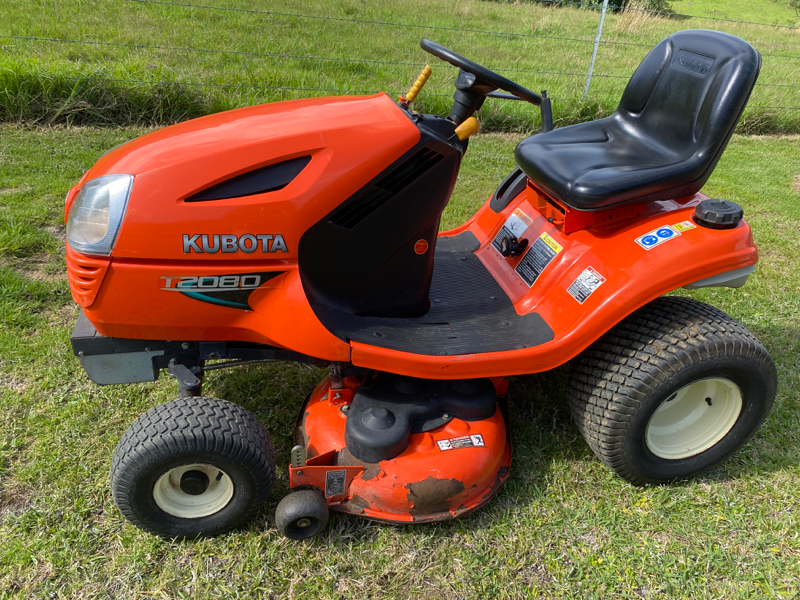 Lot 12 - Kubota T2080 ride-on mower | AuctionsPlus