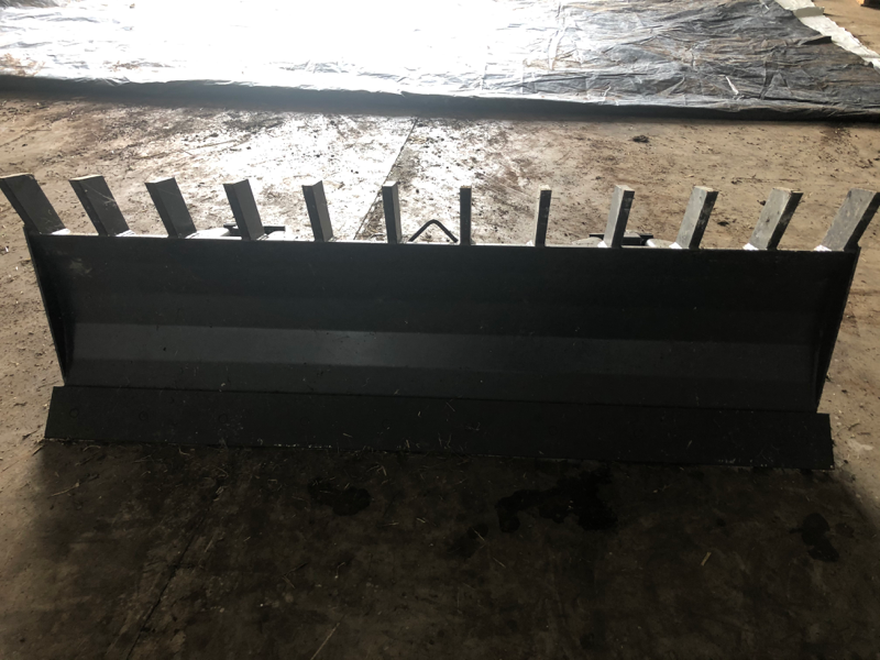 Lot 46 - Challenge blade/stick rake | AuctionsPlus