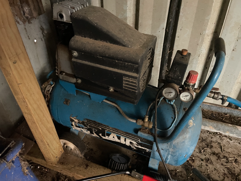 Lot 50 - Blue air compressor | AuctionsPlus