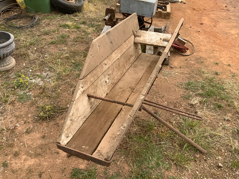 Lot 93 - Sheep handling cradle | AuctionsPlus
