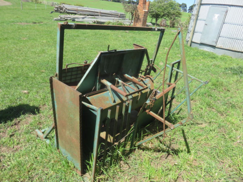 Lot 21 - Hamilton Sheep Handler | AuctionsPlus