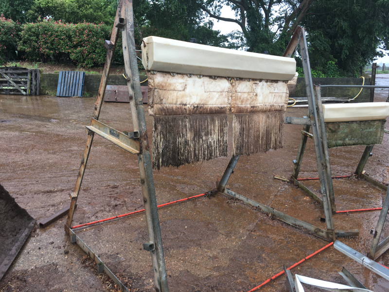 Lot 109 - Wide cattle back rub/wipe - 2m frame | AuctionsPlus