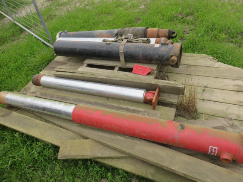 Lot 109 - Hydraulic Hoist Rams | AuctionsPlus