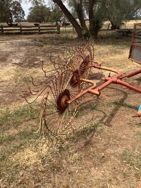 Lot 126 - Vicon 3pl 4 wheel hay rake | AuctionsPlus