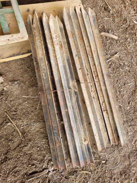 71 - 19x 600mm Formwork Stakes | AuctionsPlus
