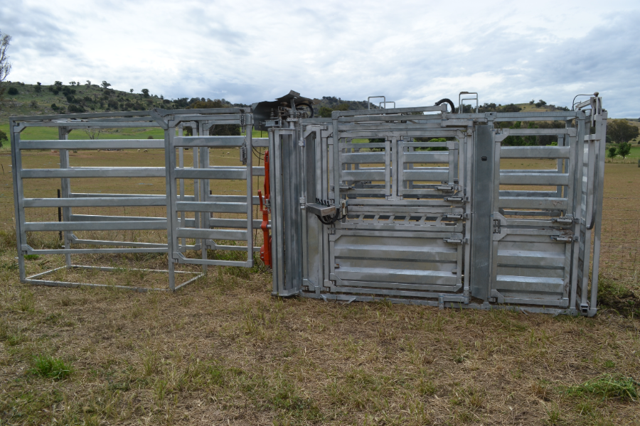 Lot 89 - HD1500 ClipEx Cattle Crush with 3 way draft | AuctionsPlus