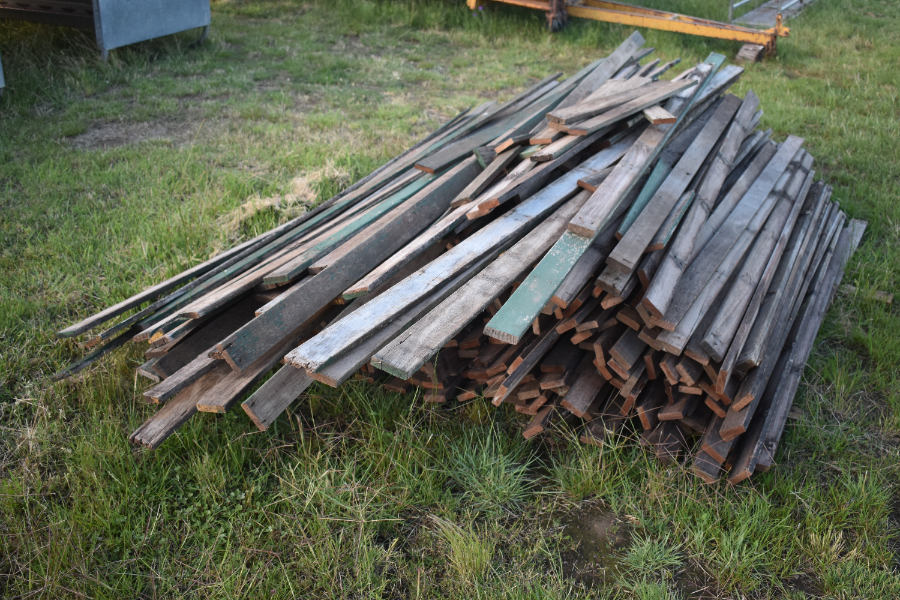 Lot 251 - Assorted timber decking boards | AuctionsPlus