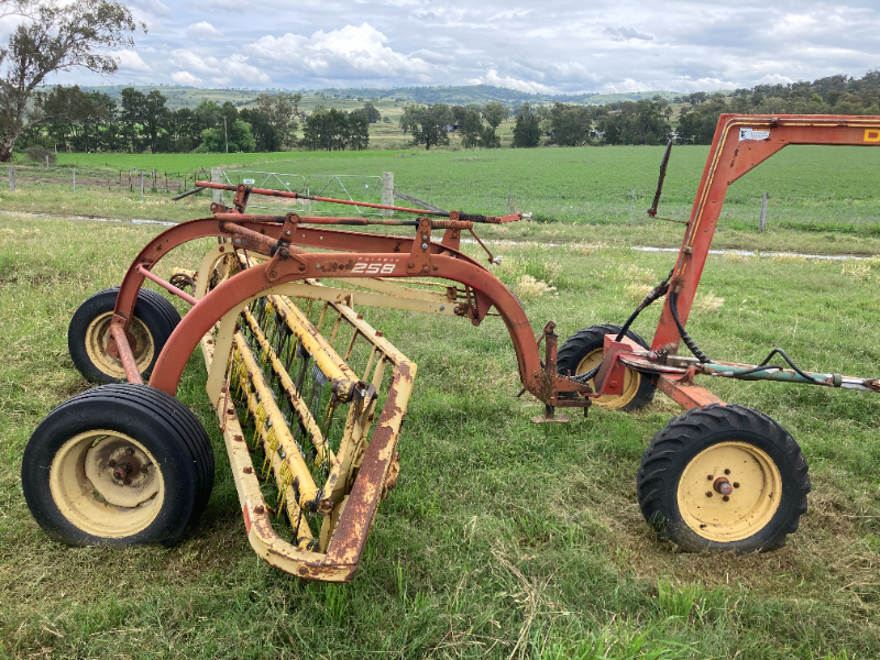 Lot 32 - NEW HOLLAND TWIN HAY RAKE | AuctionsPlus