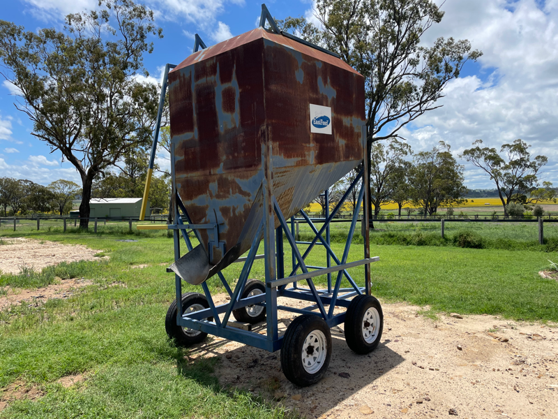 Lot 57 - Hopper on trailer | AuctionsPlus