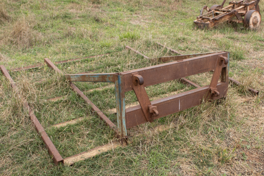 Lot 12 - FEL smudge bar – Euro hitch | AuctionsPlus