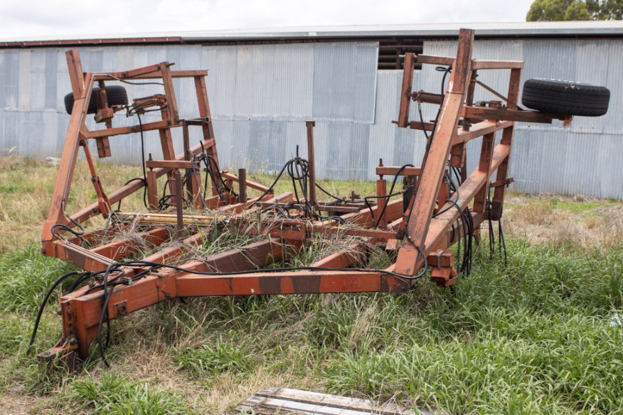 Lot 55 - Leon chisel plough frame with 11 flexicoil 550 lb tynes. Needs ...