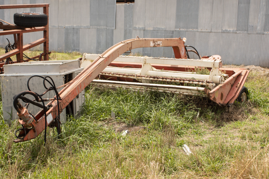 Lot 143 - Heston hydra swing sickle mower. Need repair | AuctionsPlus