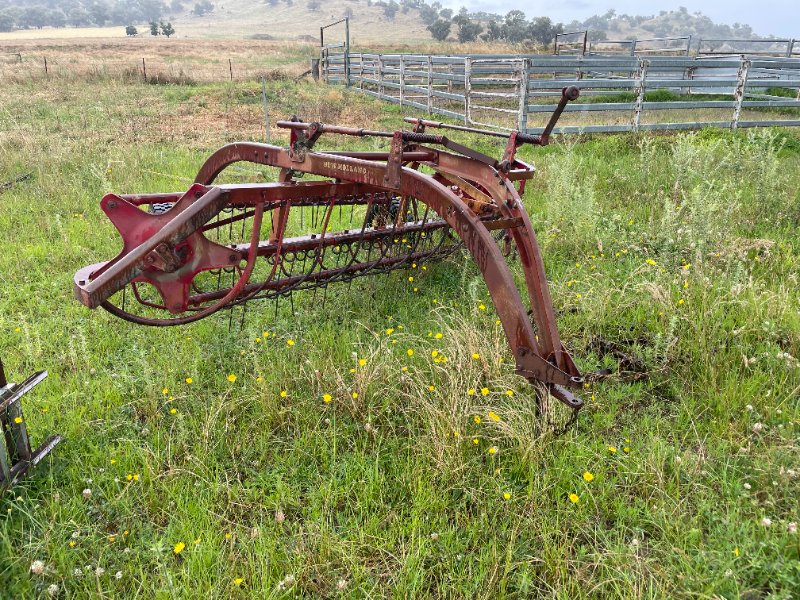 Lot 22 - New Holland roller bar rake | AuctionsPlus