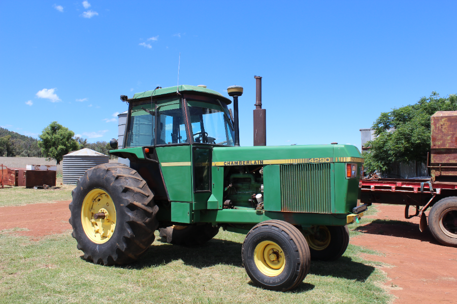 Lot 1 - 4290 Chamberlain tractor | AuctionsPlus