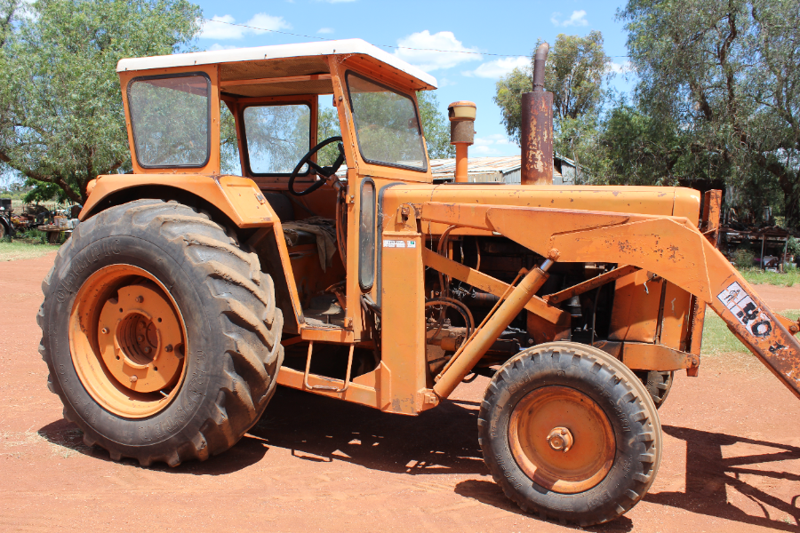 Lot 3 - 306 Chamberlain tractor | AuctionsPlus