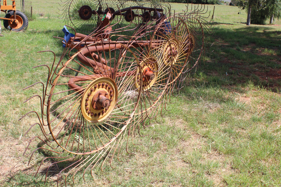 Lot 23 - 4 wheel hay rake | AuctionsPlus