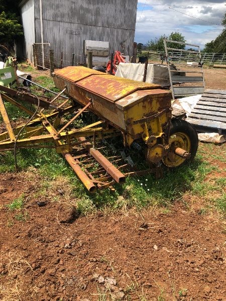 Lot 4 - Connor Shea 18 run seed drill c/w Baker boot tynes | AuctionsPlus