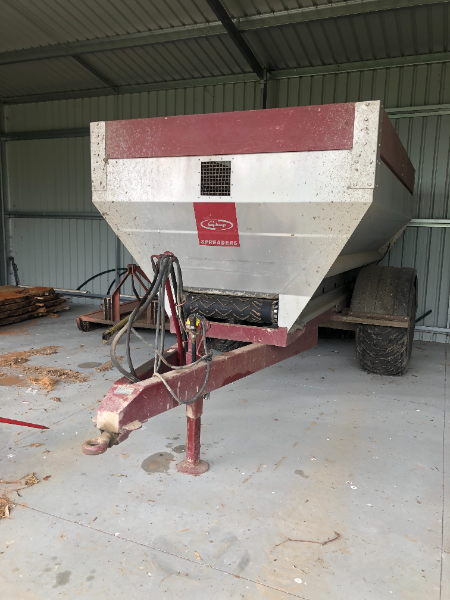 Lot 31 - Giltrap 6601 belt spreader with hungry boards,8 tonne cap, as ...