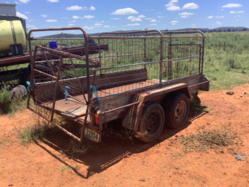 Lot 104 - 10' Bogey Box Trailer + Crate | AuctionsPlus