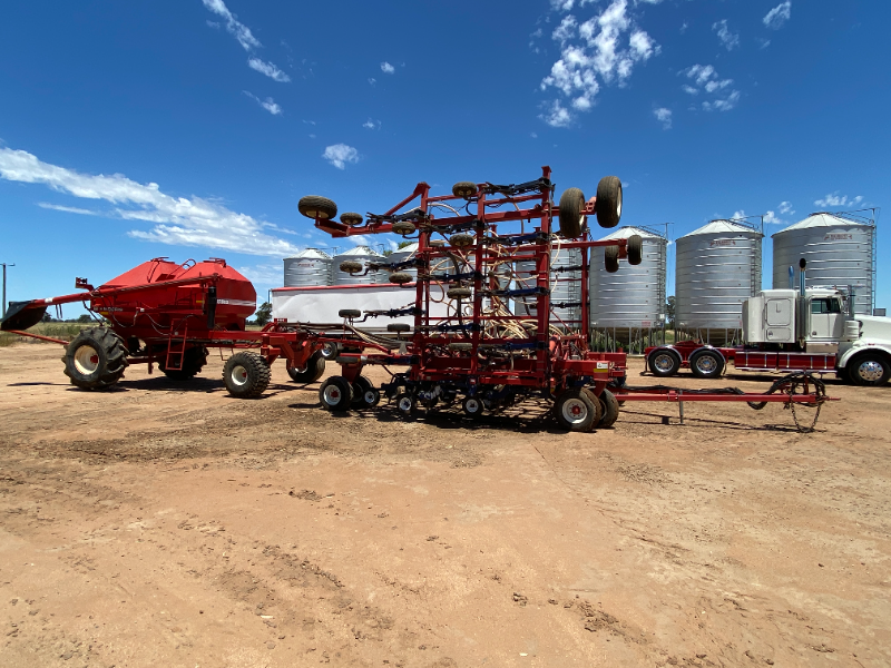 Lot 16 - 2009 Morris C1 Airseeder with Morris 7240 Twin Bin Air Cart ...