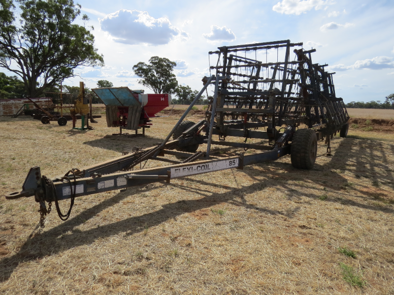 Lot 15 - Flexi-Coil 70ft spring tyne adjustable harrow bar | AuctionsPlus